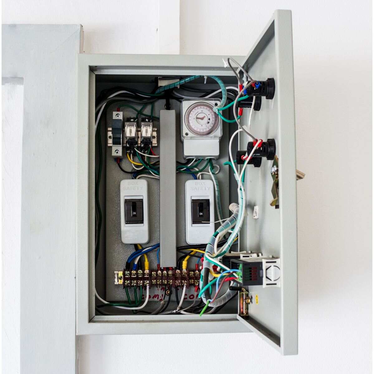 Un Coffret Électrique: Coffret De Rangement Électrique – QPZO
